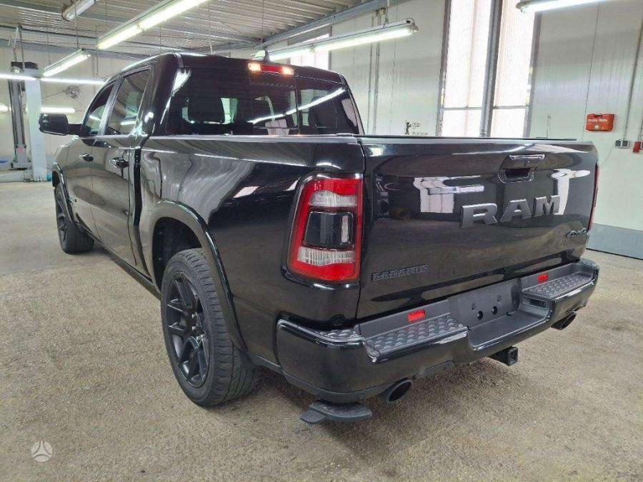 Melns Dodge RAM 2021 Viļņa, ar dzinēja tilpumu 5.65 L un nobraukumu 200 tūkst. km par 42350 €, foto 13 vietnē AUTOMOTO.COM.LV