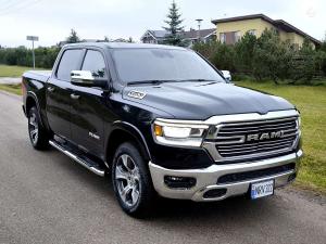 Melns Dodge RAM 2021 Klaipėda, ar dzinēja tilpumu 5.70 L un nobraukumu 3 tūkst. km par 44000 €, foto  vietnē AUTOMOTO.COM.LV