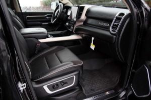 Melns Dodge RAM 2021 Klaipėda, ar dzinēja tilpumu 5.70 L un nobraukumu 3 tūkst. km par 44000 €, foto 10 vietnē AUTOMOTO.COM.LV