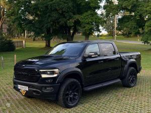 Melns Dodge RAM 2021 Anykščiai, ar dzinēja tilpumu 5.65 L un nobraukumu 213 tūkst. km par 35250 €, foto  vietnē AUTOMOTO.COM.LV