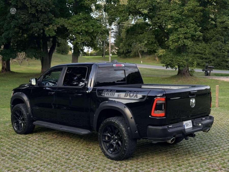 Melns Dodge RAM 2021 Anykščiai, ar dzinēja tilpumu 5.65 L un nobraukumu 213 tūkst. km par 35250 €, foto 4 vietnē AUTOMOTO.COM.LV