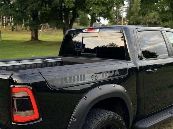 Melns Dodge RAM 2021 Anykščiai, ar dzinēja tilpumu 5.65 L un nobraukumu 213 tūkst. km par 35250 €, foto 6 vietnē AUTOMOTO.COM.LV