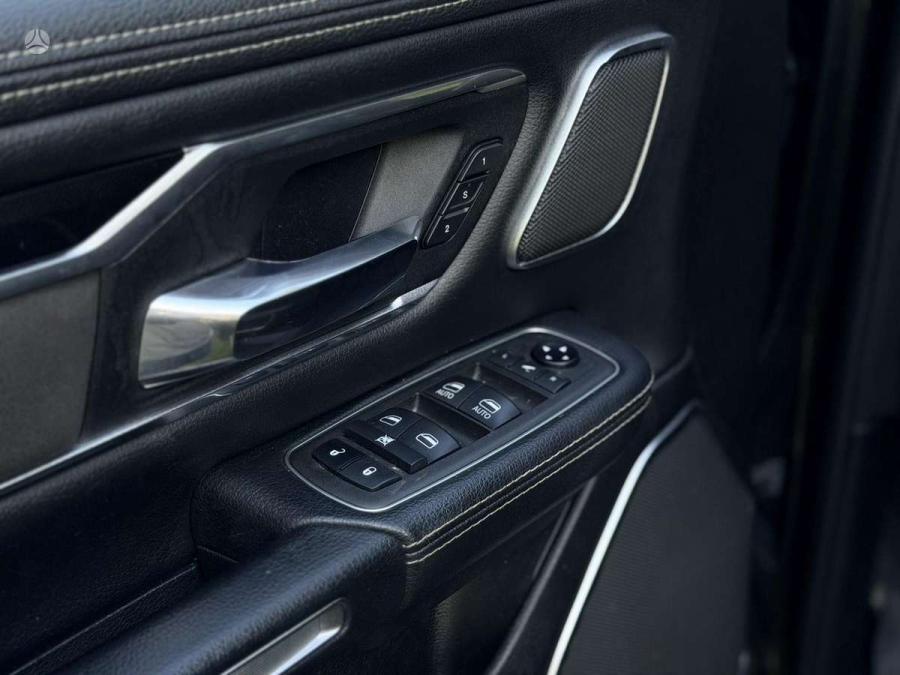 Melns Dodge RAM 2021 Anykščiai, ar dzinēja tilpumu 5.65 L un nobraukumu 213 tūkst. km par 35250 €, foto 25 vietnē AUTOMOTO.COM.LV