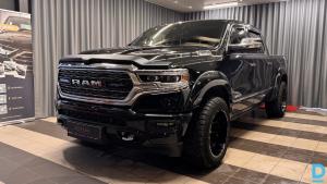 Melns Dodge RAM 2022 Mārupe, ar dzinēja tilpumu 5.70 L un nobraukumu 52 tūkst. km par 69990 €, foto  vietnē AUTOMOTO.COM.LV