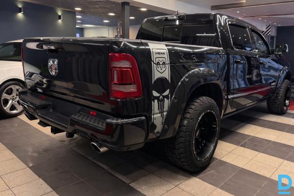 Melns Dodge RAM 2022 Mārupe, ar dzinēja tilpumu 5.70 L un nobraukumu 52 tūkst. km par 69990 €, foto 2 vietnē AUTOMOTO.COM.LV