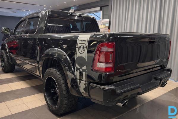 Melns Dodge RAM 2022 Mārupe, ar dzinēja tilpumu 5.70 L un nobraukumu 52 tūkst. km par 69990 €, foto 4 vietnē AUTOMOTO.COM.LV