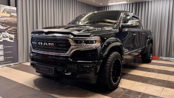 Black Dodge RAM 2022 in Riga, with an engine capacity of 5.70 L and mileage of 52 thousand km for 69990 €, photo 1 on AUTOMOTO.COM.LV
