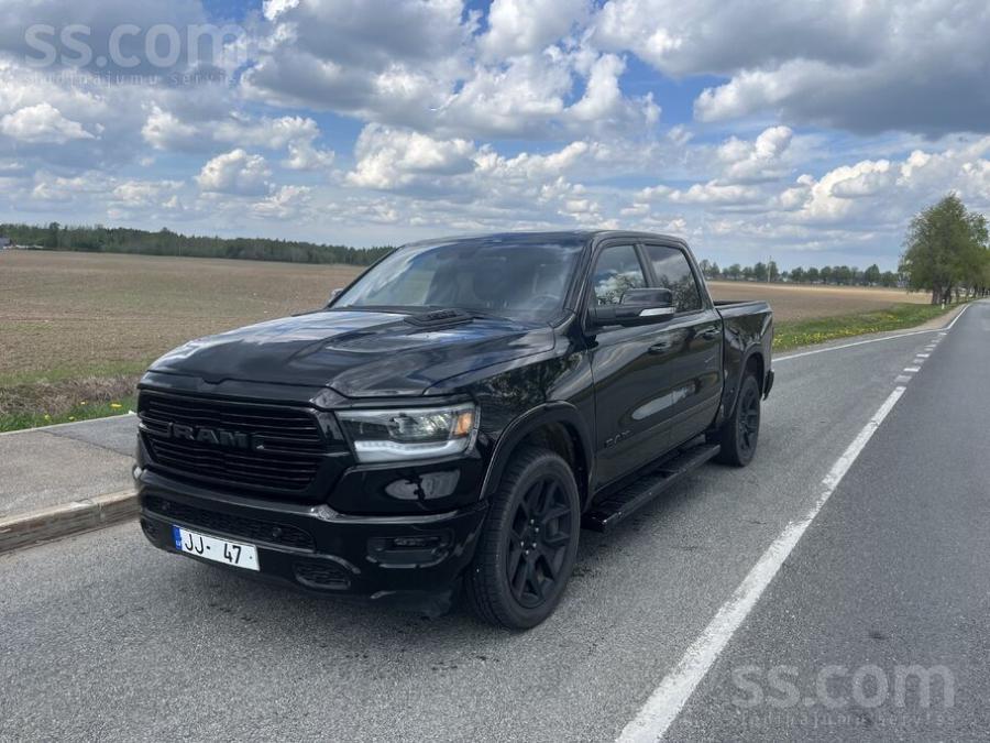 Black Dodge RAM 2022 in Riga, with an engine capacity of 5.40 L and mileage of 92 thousand km for 43000 €, photo 1 on AUTOMOTO.COM.LV
