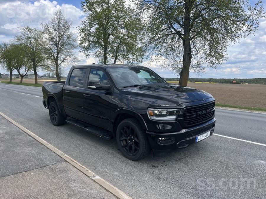Black Dodge RAM 2022 in Riga, with an engine capacity of 5.40 L and mileage of 92 thousand km for 43000 €, photo 3 on AUTOMOTO.COM.LV