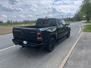 Black Dodge RAM 2022 in Riga, with an engine capacity of 5.40 L and mileage of 92 thousand km for 43000 €, photo 4 on AUTOMOTO.COM.LV