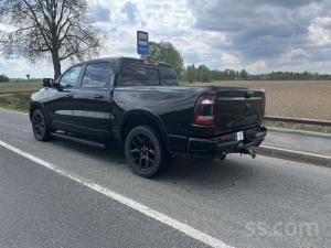 Black Dodge RAM 2022 in Riga, with an engine capacity of 5.40 L and mileage of 92 thousand km for 43000 €, photo 5 on AUTOMOTO.COM.LV