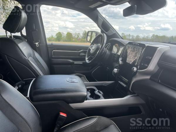 Black Dodge RAM 2022 in Riga, with an engine capacity of 5.40 L and mileage of 92 thousand km for 43000 €, photo 6 on AUTOMOTO.COM.LV