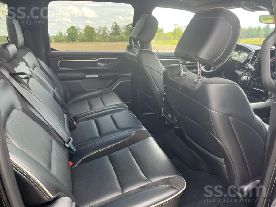 Black Dodge RAM 2022 in Riga, with an engine capacity of 5.40 L and mileage of 92 thousand km for 43000 €, photo 8 on AUTOMOTO.COM.LV