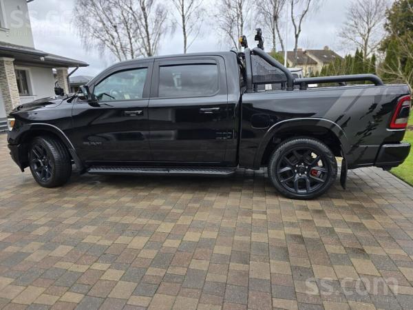 Black Dodge RAM 2022 in Riga, with an engine capacity of 3.60 L and mileage of 23 thousand km for 52000 €, photo 4 on AUTOMOTO.COM.LV