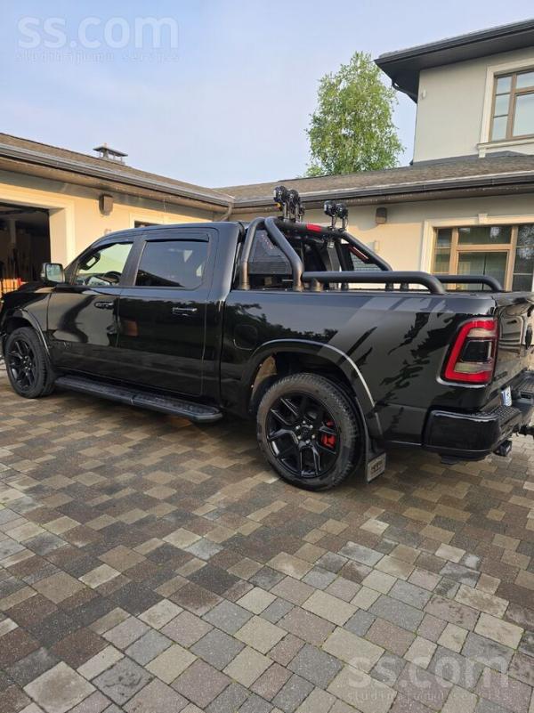 Black Dodge RAM 2022 in Riga, with an engine capacity of 3.60 L and mileage of 23 thousand km for 52000 €, photo 8 on AUTOMOTO.COM.LV