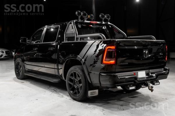 Black Dodge RAM 2022 in Riga, with an engine capacity of 3.60 L and mileage of 30 thousand km for 50000 €, photo 6 on AUTOMOTO.COM.LV