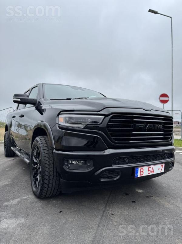 Melns Dodge RAM 2022 Liepāja, ar dzinēja tilpumu 5.70 L un nobraukumu 30 tūkst. km par 44900 €, foto 1 vietnē AUTOMOTO.COM.LV