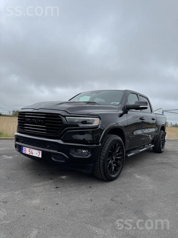 Melns Dodge RAM 2022 Liepāja, ar dzinēja tilpumu 5.70 L un nobraukumu 30 tūkst. km par 44900 €, foto 2 vietnē AUTOMOTO.COM.LV