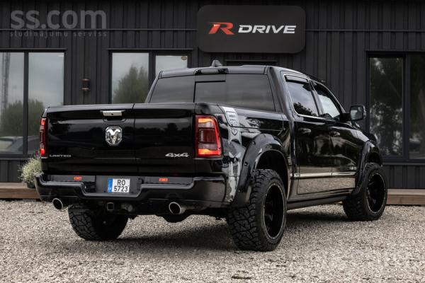 Melns Dodge RAM 2022 Jelgava, ar dzinēja tilpumu 5.70 L un nobraukumu 55 tūkst. km par 62900 €, foto 7 vietnē AUTOMOTO.COM.LV