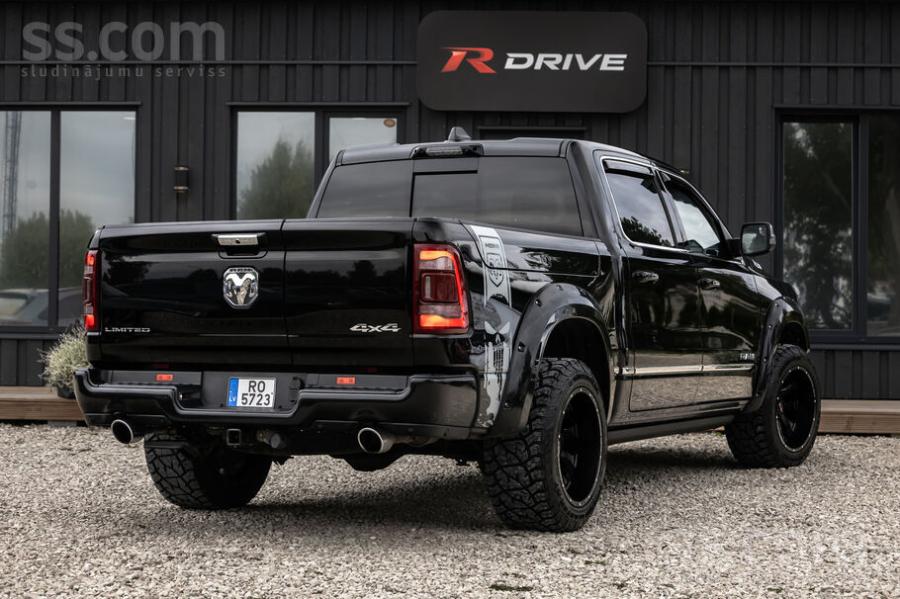 Melns Dodge RAM 2022 Jelgava, ar dzinēja tilpumu 5.70 L un nobraukumu 55 tūkst. km par 62900 €, foto 8 vietnē AUTOMOTO.COM.LV