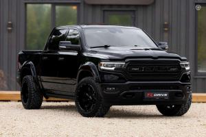 Melns Dodge RAM 2022 Jelgava, ar dzinēja tilpumu 5.70 L un nobraukumu 55 tūkst. km par 62900 €, foto  vietnē AUTOMOTO.COM.LV