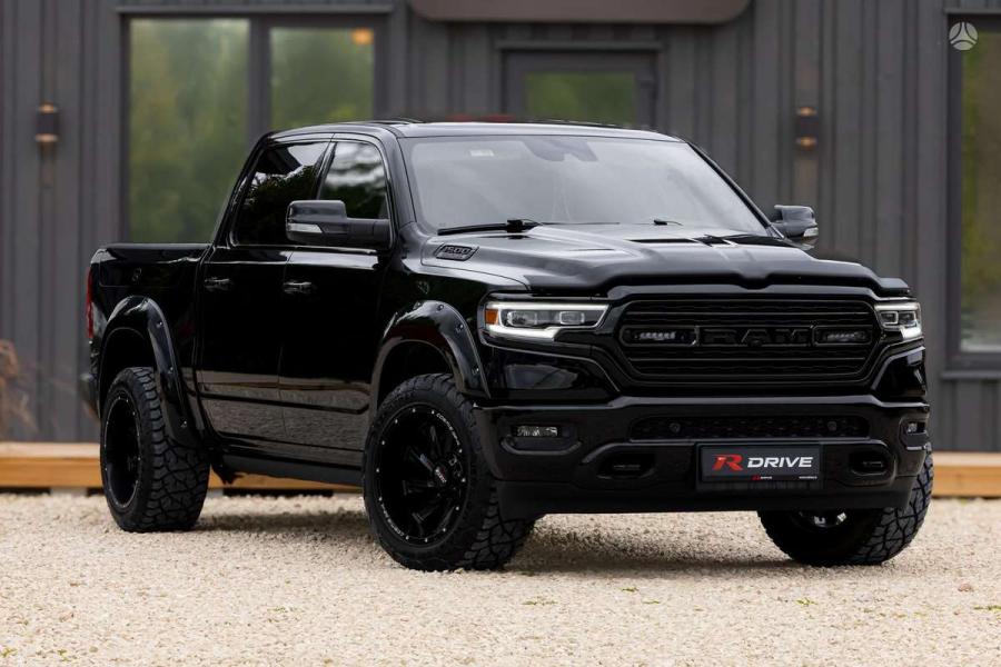 Melns Dodge RAM 2022 Jelgava, ar dzinēja tilpumu 5.70 L un nobraukumu 55 tūkst. km par 62900 €, foto 1 vietnē AUTOMOTO.COM.LV