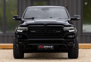 Melns Dodge RAM 2022 Jelgava, ar dzinēja tilpumu 5.70 L un nobraukumu 55 tūkst. km par 62900 €, foto 4 vietnē AUTOMOTO.COM.LV