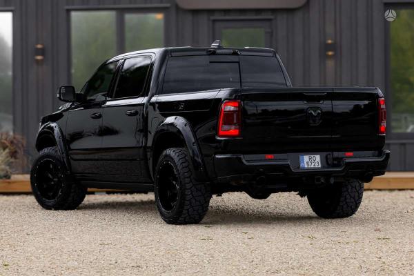 Melns Dodge RAM 2022 Jelgava, ar dzinēja tilpumu 5.70 L un nobraukumu 55 tūkst. km par 62900 €, foto 5 vietnē AUTOMOTO.COM.LV