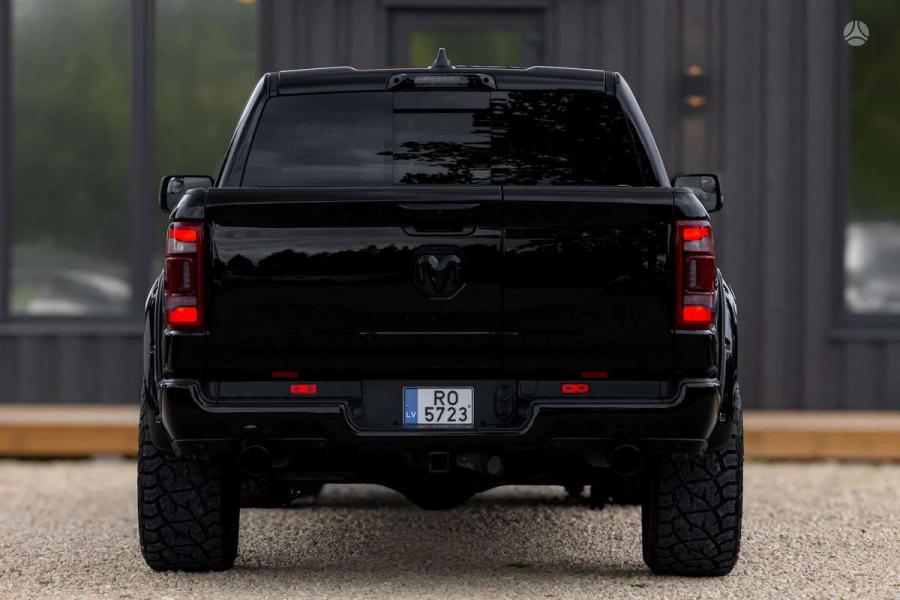 Melns Dodge RAM 2022 Jelgava, ar dzinēja tilpumu 5.70 L un nobraukumu 55 tūkst. km par 62900 €, foto 7 vietnē AUTOMOTO.COM.LV