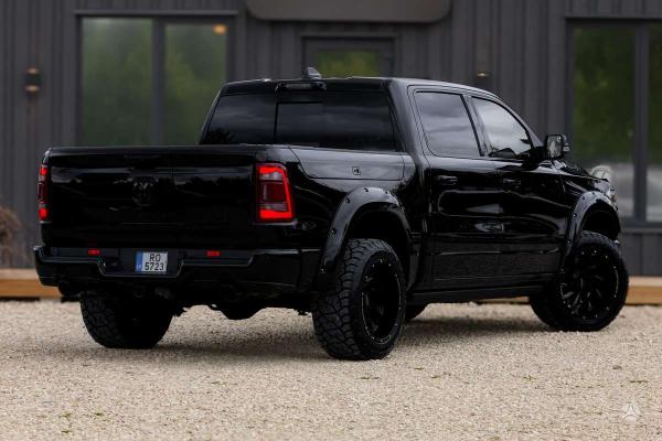 Melns Dodge RAM 2022 Jelgava, ar dzinēja tilpumu 5.70 L un nobraukumu 55 tūkst. km par 62900 €, foto 7 vietnē AUTOMOTO.COM.LV