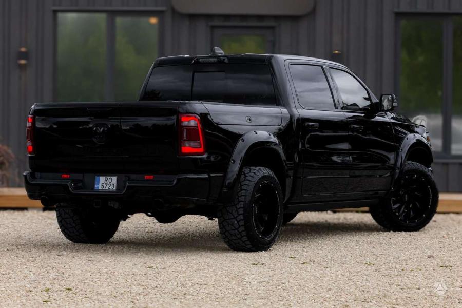 Melns Dodge RAM 2022 Jelgava, ar dzinēja tilpumu 5.70 L un nobraukumu 55 tūkst. km par 62900 €, foto 8 vietnē AUTOMOTO.COM.LV