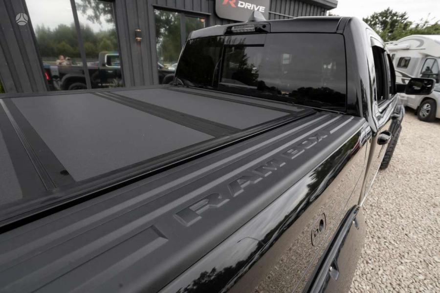 Melns Dodge RAM 2022 Jelgava, ar dzinēja tilpumu 5.70 L un nobraukumu 55 tūkst. km par 62900 €, foto 12 vietnē AUTOMOTO.COM.LV