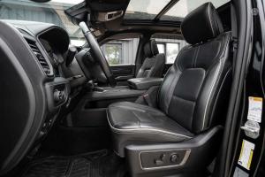 Melns Dodge RAM 2022 Jelgava, ar dzinēja tilpumu 5.70 L un nobraukumu 55 tūkst. km par 62900 €, foto 18 vietnē AUTOMOTO.COM.LV