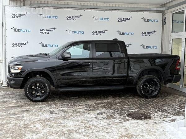 Black Dodge RAM 2023 in Riga, with an engine capacity of 5.70 L and mileage of 49 thousand km for 62900 €, photo 3 on AUTOMOTO.COM.LV