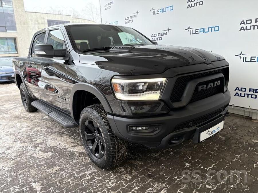 Black Dodge RAM 2023 in Riga, with an engine capacity of 5.70 L and mileage of 49 thousand km for 62900 €, photo 6 on AUTOMOTO.COM.LV