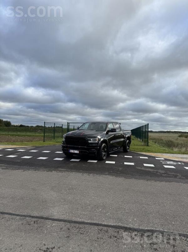 Black Dodge RAM 2023 in Liepaja, with an engine capacity of 5.70 L and mileage of 73 thousand km for 49900 €, photo 3 on AUTOMOTO.COM.LV