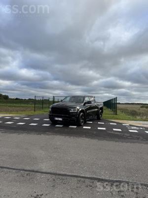 Black Dodge RAM 2023 in Liepaja, with an engine capacity of 5.70 L and mileage of 73 thousand km for 49900 €, photo 3 on AUTOMOTO.COM.LV