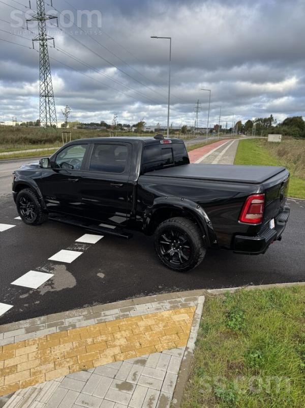 Black Dodge RAM 2023 in Liepaja, with an engine capacity of 5.70 L and mileage of 73 thousand km for 49900 €, photo 7 on AUTOMOTO.COM.LV