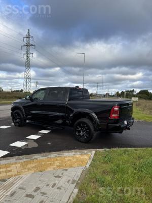 Black Dodge RAM 2023 in Liepaja, with an engine capacity of 5.70 L and mileage of 73 thousand km for 49900 €, photo 8 on AUTOMOTO.COM.LV