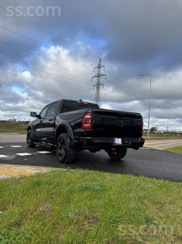 Black Dodge RAM 2023 in Liepaja, with an engine capacity of 5.70 L and mileage of 73 thousand km for 49900 €, photo 9 on AUTOMOTO.COM.LV