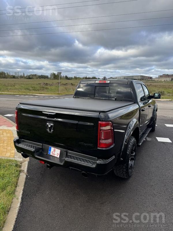 Black Dodge RAM 2023 in Liepaja, with an engine capacity of 5.70 L and mileage of 73 thousand km for 49900 €, photo 10 on AUTOMOTO.COM.LV