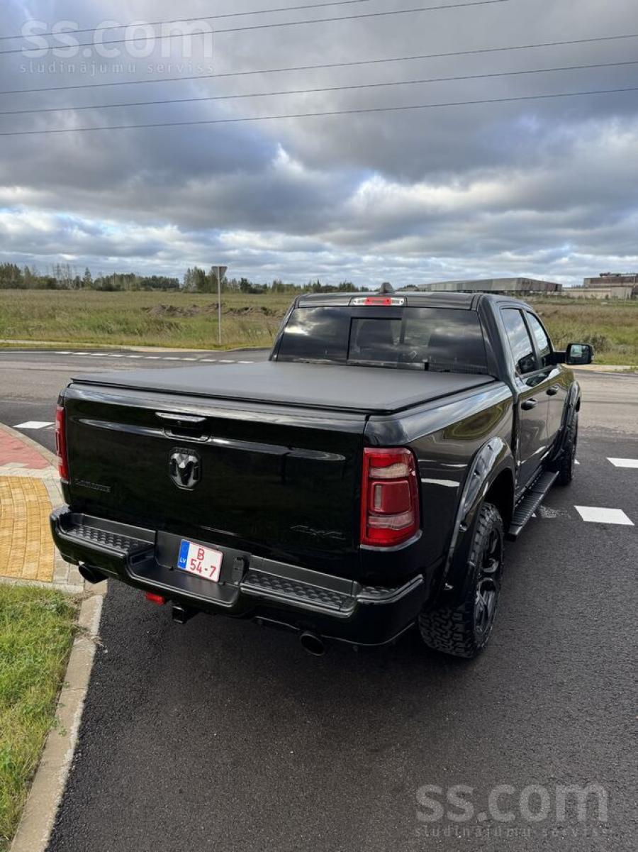 Black Dodge RAM 2023 in Liepaja, with an engine capacity of 5.70 L and mileage of 73 thousand km for 49900 €, photo 10 on AUTOMOTO.COM.LV