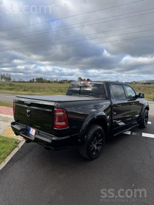 Black Dodge RAM 2023 in Liepaja, with an engine capacity of 5.70 L and mileage of 73 thousand km for 49900 €, photo 11 on AUTOMOTO.COM.LV