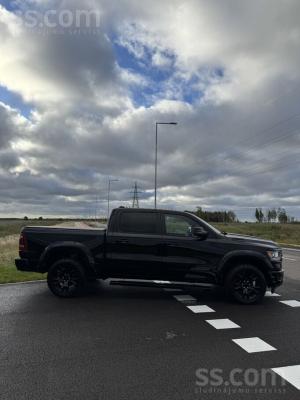 Black Dodge RAM 2023 in Liepaja, with an engine capacity of 5.70 L and mileage of 73 thousand km for 49900 €, photo 13 on AUTOMOTO.COM.LV