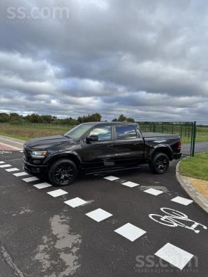 Black Dodge RAM 2023 in Liepaja, with an engine capacity of 5.70 L and mileage of 73 thousand km for 49900 €, photo 14 on AUTOMOTO.COM.LV