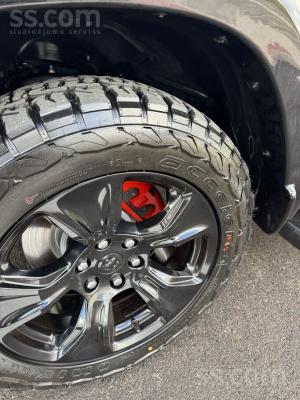 Black Dodge RAM 2023 in Liepaja, with an engine capacity of 5.70 L and mileage of 73 thousand km for 49900 €, photo 15 on AUTOMOTO.COM.LV
