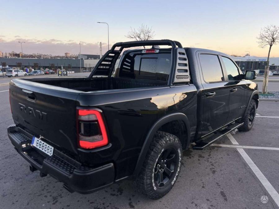 Black Dodge RAM 2024 in Kaunas, with an engine capacity of 5.70 L and mileage of 12 thousand km for 54999 €, photo 2 on AUTOMOTO.COM.LV