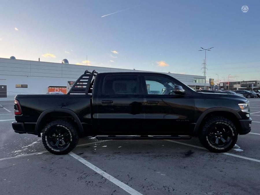 Black Dodge RAM 2024 in Kaunas, with an engine capacity of 5.70 L and mileage of 12 thousand km for 54999 €, photo 6 on AUTOMOTO.COM.LV