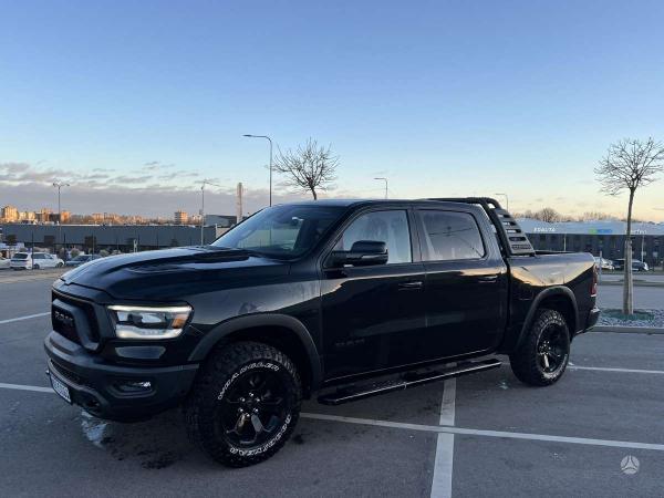 Black Dodge RAM 2024 in Kaunas, with an engine capacity of 5.70 L and mileage of 12 thousand km for 54999 €, photo 7 on AUTOMOTO.COM.LV