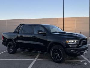 Black Dodge RAM 2024 in Kaunas, with an engine capacity of 5.70 L and mileage of 12 thousand km for 54999 €, photo 8 on AUTOMOTO.COM.LV